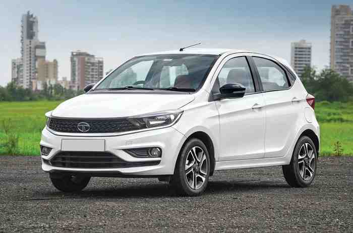 Tata Tiago 2025 Detailed Review: Features, Mileage, Variants & Price ...